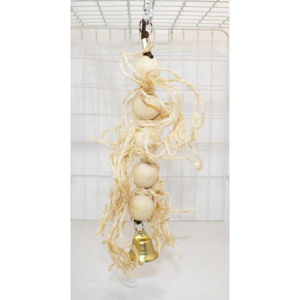 着色料を使用していない無着色バードトイシリーズ。吊り下げタイプの鳥さんのおもちゃです。たくさんの麻紐が好奇心を刺激します。どんどん引っぱって遊んじゃおう【サイズ】幅：約１５ｃｍ高さ：約１８ｃｍ取り付け部分：約５ｃｍ【原材料】天然木、麻紐、レ...