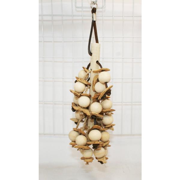 着色料を使用していない無着色バードトイシリーズ。吊り下げタイプの鳥さんのおもちゃです。大人気のレザートイ「ゆらゆらポール２」の無着色バージョンです。麻紐を揺らして遊べます。【サイズ】幅：約８ｃｍ高さ：約１５ｃｍ取り付け部分：約９ｃｍ【原材料...