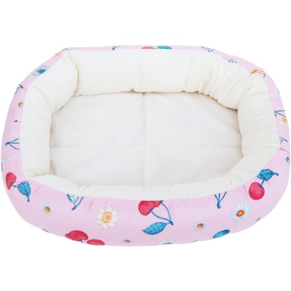 ウサギさん用の大きめベッドです。寝心地のいいふんわりボア生地とキュートなさくらんぼプリントの組み合わせ。【サイズ】幅約３８ｃｍ奥行約２８ｃｍ高さ約７ｃｍ（内寸）幅約２７ｃｍ奥行約１７ｃｍ【素材】コットン/ポリエステル【原産国】フィリピン【販...