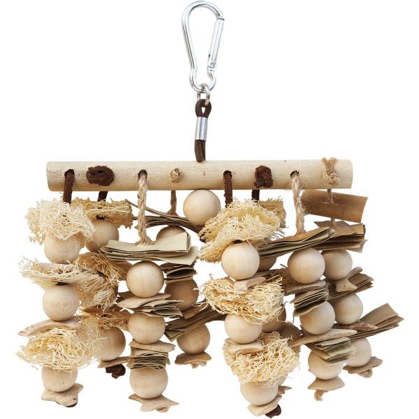 着色料を使用していない無着色バードトイシリーズです。吊り下げタイプの鳥さんの木製のおもちゃです。ボールとココナッツとヘチマの楽しいトイです。ゆらゆら揺らして、かじって、くるくる回して、引っ張って。色々遊べる、盛りだくさんのおもちゃです。【サ...