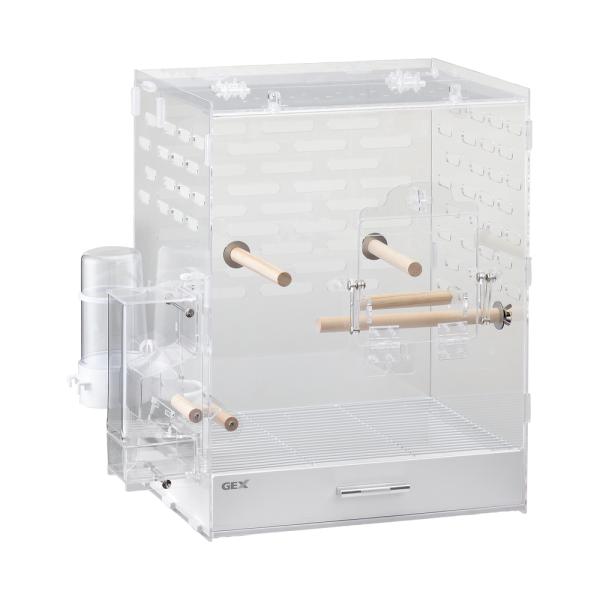 全面クリアでかわいい姿がよく見えるアクリル製バードケージ。●下部には穴がないので、ゴミの飛び散りを軽減。●横向きに止まるのでいつでも視線が合う。●底トレイ+スノコでお掃除簡単。●底トレイを引き出してもスノコが残る脱走防止構造。●天面オープン...