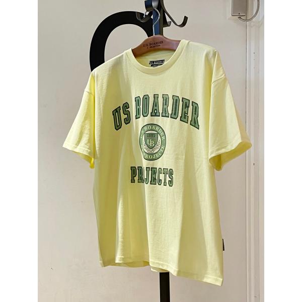 usboarder定番のアメリカンカジュアルを独自で解釈したカレッジTシャツの登場ブランドプロダクトを企画するK.M.PROJECTESの95年設立年がフロントに。Chase the dreamのエンブレムが鎮座します。アメリカの古き良き時...