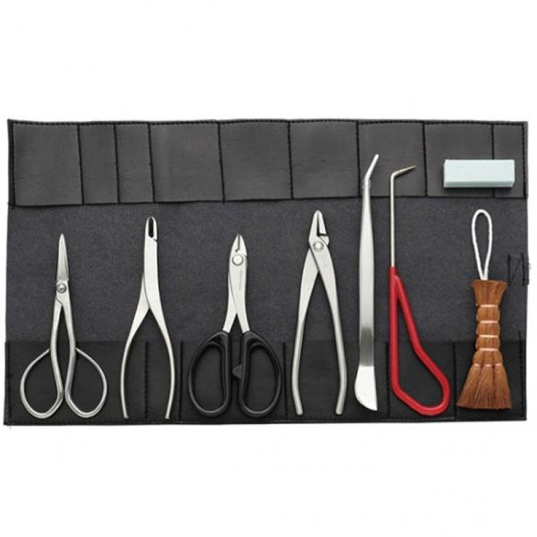 盆栽道具の喜久和がお奨めする盆栽道具セットです。品　番：3063重　量：630gセット内容：ステンレスサツキ鋏(3017)、ステンレス芽摘又枝切(3208)、ステンレスワイヤーカッター(2308)、ステンレス八床 小(3217)、ステンレス...