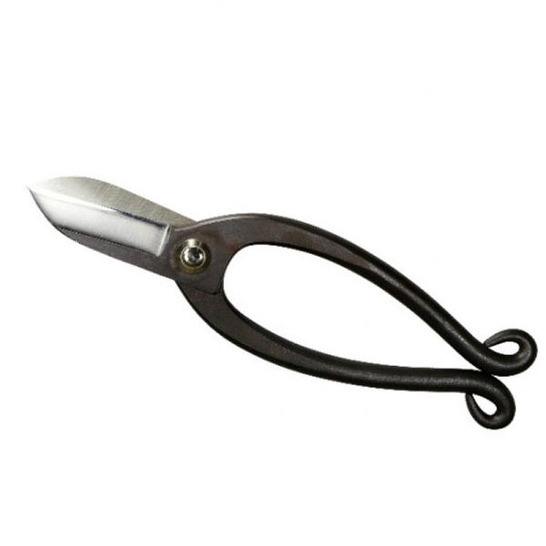 少し大振りな池之坊型の華道鋏です。全長　約１８０ｍｍ　重さ　約１９６ｇ安心の喜久和ブランド。日本製です。