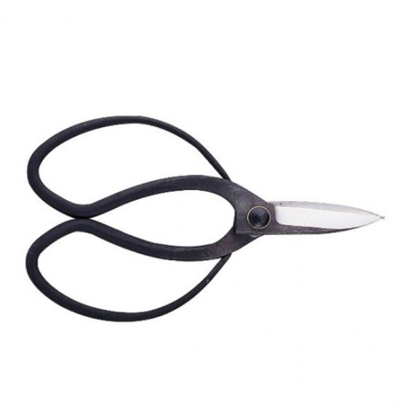 新潟三条の職人さんが作った左利き用の植木鋏です。少し刃が長いタイプです。鋼は安来白紙鋼を使用しています。品　番：2062サイズ：全長：約200mm重　量：約235g生産国：日本入　数：1本安心の喜久和ブランド。