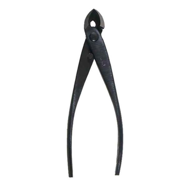 上級者から初心者の方まで幅広くお使いいただいております。ミニ盆栽〜小品盆栽に良く使用されます。切断できる枝の太さは刃渡りの3分１〜2分の1程度です。No.2Aの場合は5mm〜7mm程度は切断できます。ただし、枯れ枝や針金を切断した場合は欠け...