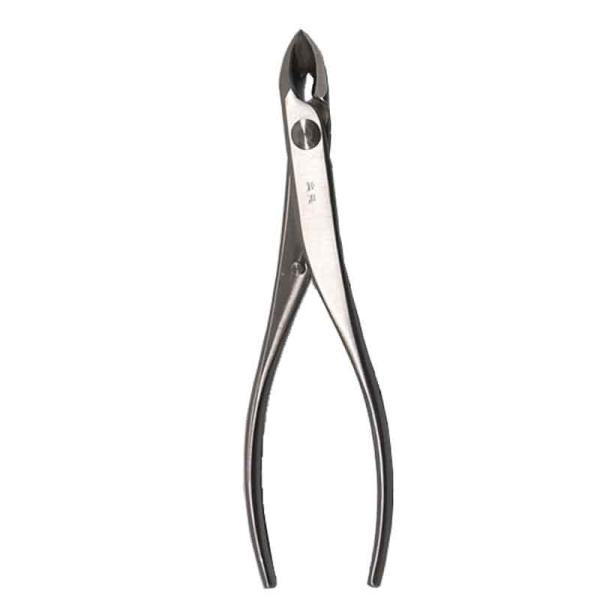 先が細いので、枝が密集しているところでも奥まで入っていき、枝を切ることができます。上級者から初心者の方まで幅広くお使いいただいております。品　番：806サイズ：全長：180mm　刃渡：18mm材　質：ステンレス生産国：日本入　数：1本盆栽用...