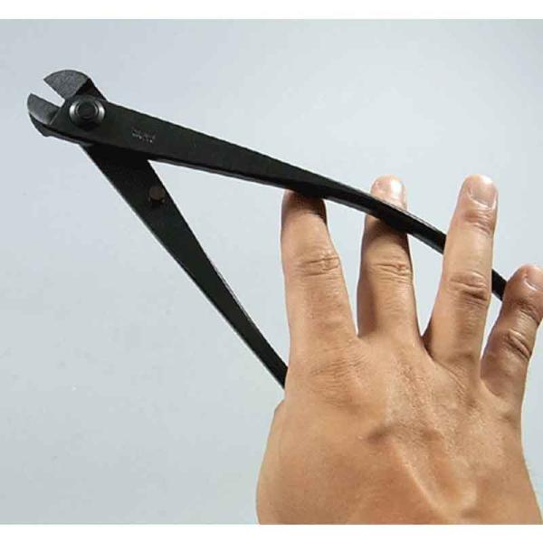 針金を切る鋏です。幅広く使用されます。品　番：511サイズ：全長：200mm材　質：鋼切断目安：銅線：5mm　アルミ線：6mm生産国：日本入　数：1本盆栽用品の兼進大正8年創業の専門店全て日本製の本格刃物