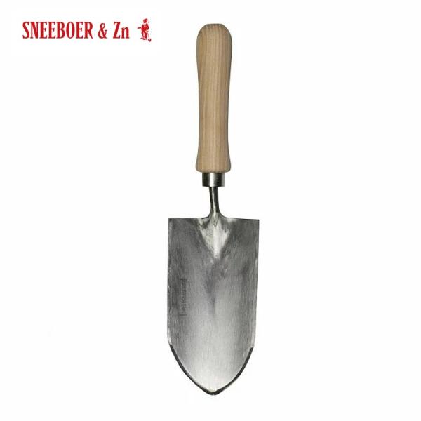 鍛冶屋として1913年に創業して以来、園芸農家からの要望に応じて機能性を改良し続けました。最高級の木材、ステンレスを使ったツールは全て職人の手作りです。鍛造や溶接、柄の取り付けなど細部に至るまで使いやすさと頑丈さを追求し、一つ一つ丁寧に作り...