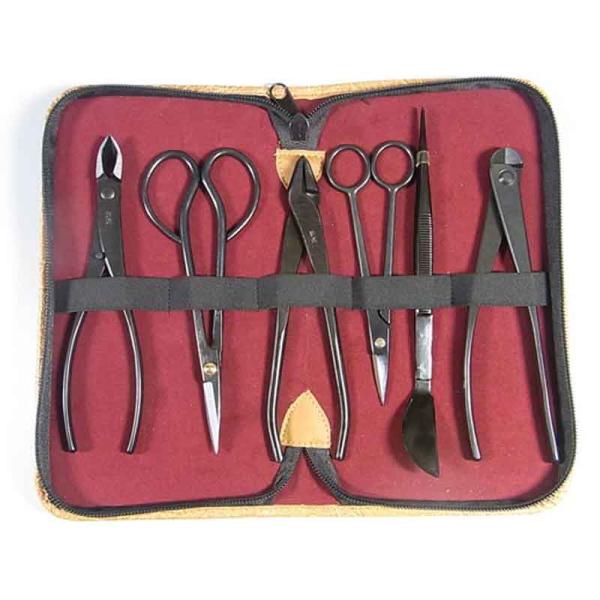 小品盆栽に使用されます。初心者におすすめのセットです。ミニ盆栽用セットです。品　番：175Aサイズ：255mm×135mm×44mm内　容：先細又枝切（6B）、サツキ鋏大（35A）、針金切小（22A）、五葉芽摘み鋏（32）、やっとこミニ（5...