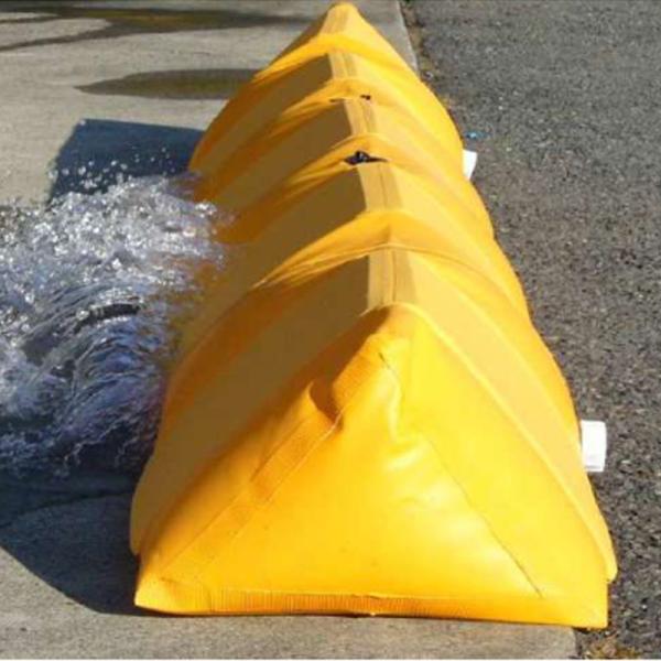 ※受注生産品につき納期が2ヶ月程度かかります。※画像は2mのものになります。側面にパネルを封入し、断面が三角形状に保形されて安定しています。折りたたみがシンプルで簡単、スッキリした形状で保管できます。注水口、排水口がシンプルに、散水用ホース...