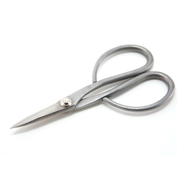 切れるよろこび！YSSヤスキハガネ刃物鋼の位置付けには記載されていませんが、日立金属（株）ヤスキハガネSLDは冷間ダイス鋼で金型に使用される硬さと、耐摩耗性に優れた鋼材で、ステンレス並みのクロームやヤスキハガネステンレス系刃物鋼銀紙3号より...