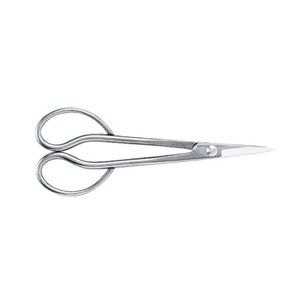 鍛冶の町新潟三条の職人が手がけたステンレス鋼を使用した盆栽用の鋏です。名称はさつき鋏となっておりますが、多くの盆栽愛好家に使われております。錆びにくくお手入れが楽です。品　番：3017サイズ：全長約180mm重　量：約90g材　質：ステンレ...