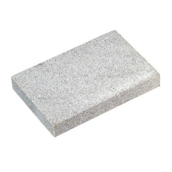 消しゴムタイプの樹液落しです。鋏に付着した樹液（ヤニ）や軽い錆びを手軽に落とすことが出来ます。カッターナイフなどで切ることが出来ますのでお好みのサイズで使えます。品　番：2093サイズ：65mm×40mm×9mm重　量：約35g入　数：1個