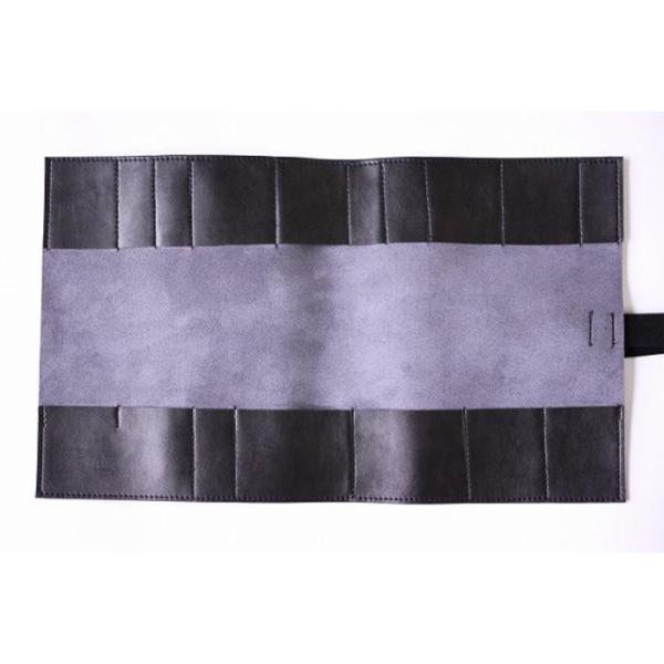 鋏など5〜6点ほどの盆栽道具を収納できる巻き物タイプのケースです。盆栽道具の持ち運び、保管に重宝します。上下に差し込みができます。合成皮革を使用しています。品　番：1197サイズ：開いた状態の場合の大きさ：約450mm×270mm重　量：約...