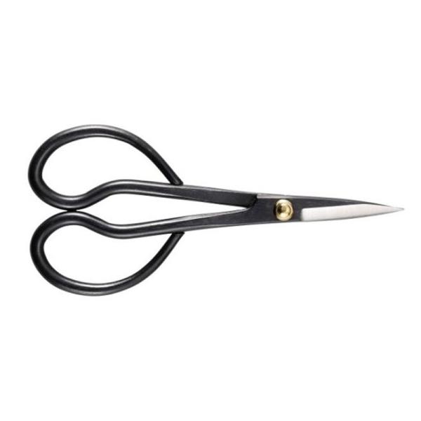 小ぶりな盆栽用の鋏です。名前はさつき鋏ですが、さつき以外の盆栽の芽切や小枝の剪定にも使える鋏です。全体に細身に作られているので奥まった所も剪定できます。小品盆栽愛好家や初心者の方にもおすすめの商品です。品　番：1079サイズ：全長約150m...