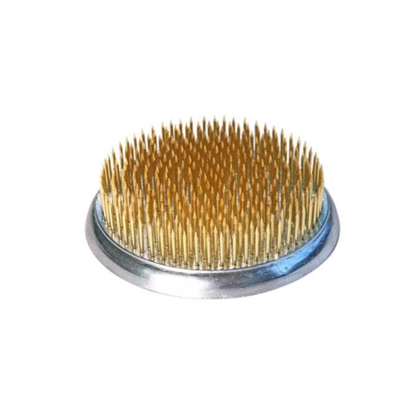 本格的に花を活けたい人向けの大きめタイプ！直径または長辺が100mm前後のやや大型剣山です。そのスタンダードな形がこの2種。より本格的に、ダイナミックに花活けをしたい人に人気のアイテムです。品　番：111サイズ：φ107mm×H27mm重　...