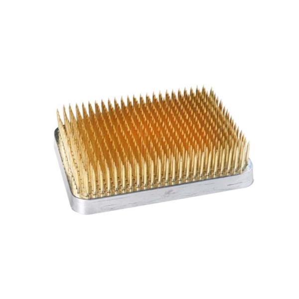 本格的に花を活けたい人向けの大きめタイプ！直径または長辺が100mm前後のやや大型剣山です。そのスタンダードな形がこの2種。より本格的に、ダイナミックに花活けをしたい人に人気のアイテムです。品　番：211サイズ：104mm×79mm×H27...