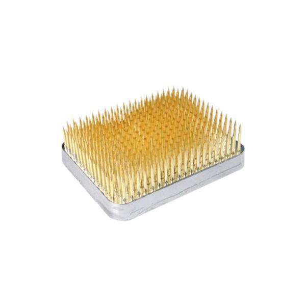 より重量感と安定感を追求した大型の花活け用モデル！通常タイプよりも鉛台を分厚く設計した剣山。約1.2〜1.5倍の重量で、より安定感と重量感がグレードアップしています。品　番：506サイズ：86mm×67mm×H25mm重　量：680g/個材...