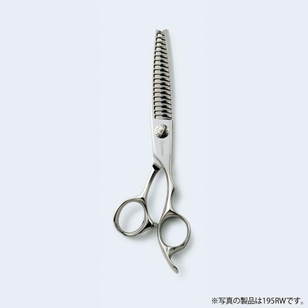 『その人の未来をデザインしたい』当社の美容ハサミを使って下さる、ある美容師の方は言いました。髪型を変える、それだけで誰かの未来を明るく照らすことができると。コスモ・スミスのハサミに触れるすべての人へ向けて、人間工学に基づく科学的な理論でつく...