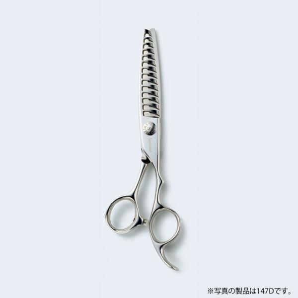 『その人の未来をデザインしたい』当社の美容ハサミを使って下さる、ある美容師の方は言いました。髪型を変える、それだけで誰かの未来を明るく照らすことができると。コスモ・スミスのハサミに触れるすべての人へ向けて、人間工学に基づく科学的な理論でつく...