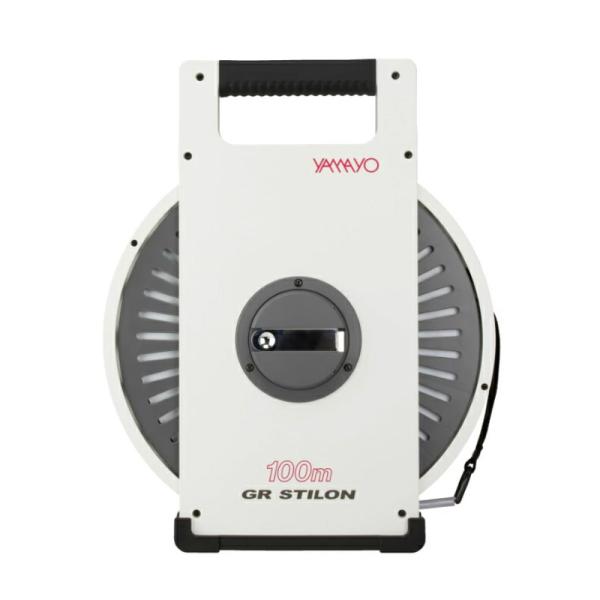 スタジアムなどのスポーツ競技場にも違和感なくマッチするスタイリング。シンプルながら印象に残るアイコン性を持ったデザイン。底のベースラバーで滑りにくく自立する安定感のあるケース。大型ドラムを用いた構造で耐久性向上と軽快な巻取りスピードを実現。...