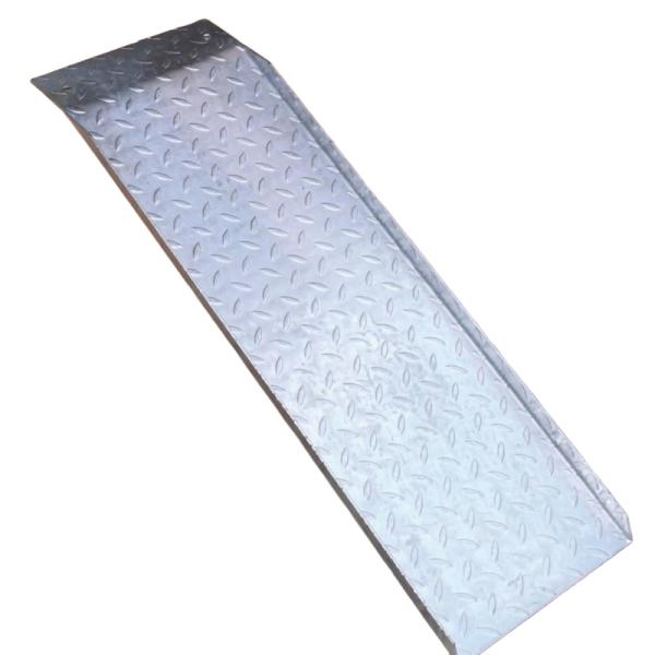 アンカー用の穴が開いている段差解消スロープ！小さな段差から大きな段差まで、用途に合わせて幅広く対応！軽量で持ち運びにも便利！表面の縞鋼板仕様で滑りにくい！2枚使えば、ベビーカーや台車にも！品　番：HSP-300Wサイズ：幅W300×長さL9...