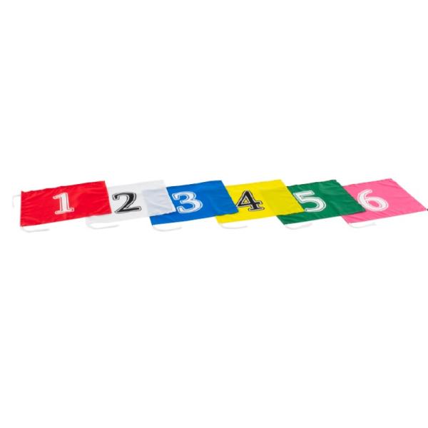 枠が付いて数字の視認性アップ！品　番：EKA375サイズ：幅33cm×長さ45cm重　量：90g/組材　質：ポリエステル数　字：1〜6カラー：白、赤、ピンク、黄、緑、青付属品：取付紐生産国：日本入　数：6枚組