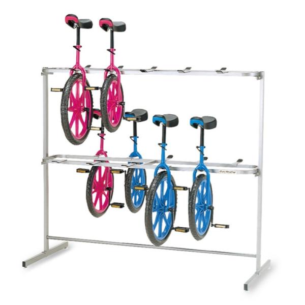 両面2段だから省スペースで20台の一輪車が収納出来る。高さ調節アジャスターで安定して設置出来る。品　番：EKD119サイズ：幅162cm×奥行70cm×高さ140cm重　量：21kg材　質：スチール（焼付塗装）生産国：日本入　数：1台両面2...