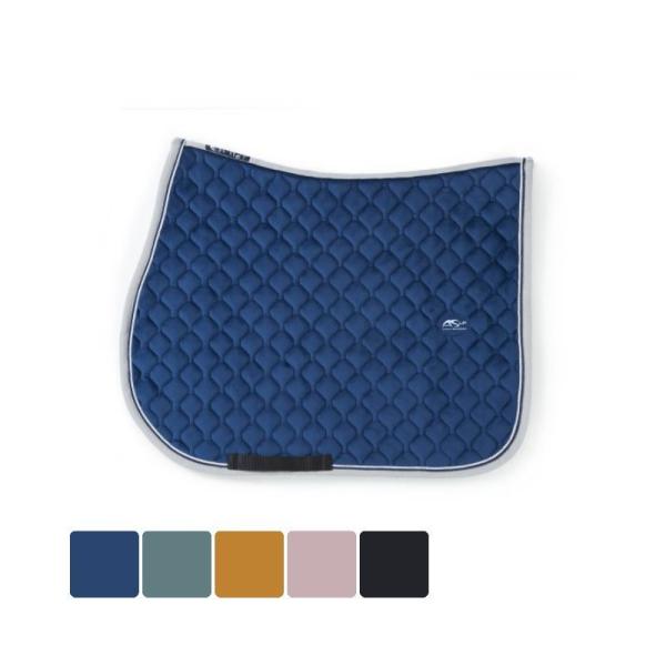 総合・障害鞍用ゼッケン。やや薄手ながらしっかりとしたコシのある質感。美しい見た目のベルベット生地。表地は100%ポリエステル裏地は100%コットンの起毛立った生地。上品な色合いのゼッケン。縁取りはコントラストカラー。モールが2本ついて華やか...