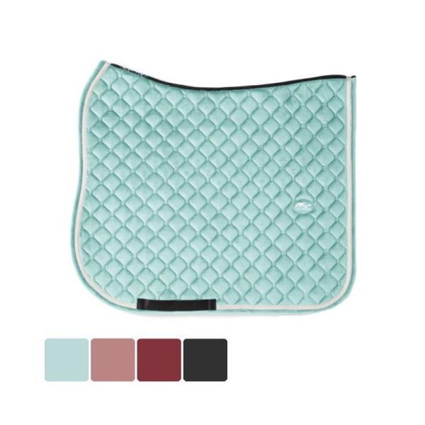 やや薄手ながらしっかりとしたコシのある質感。美しい見た目のベルベット生地の馬場用ゼッケン。裏地は汗をよく吸い、馬体にも優しい肌触りの起毛立ったコットンを使用。表地は100%ポリエステル裏地は100%コットン托革用ループなし。洗濯可品　番：A...