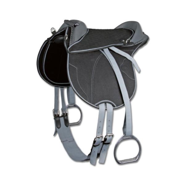 ポニー用サドル。小学校低学年くらいまでのお子様向け。軽量。安全のため高くなったシート部分の前後はレザールック。前橋部分には持ち手付き。2枚あふり。内側に付いたニーブロックは取り外し可能。シート部分はスエード調のキルティング。クールなブラック...