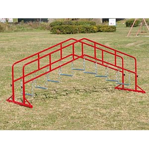 傾斜タイプのつり橋です。歩幅は28cmと狭いので、年少さんでも安心して遊べます。ぐらぐら揺れてスリルがあり、冒険心をかき立てるユニークな遊具です。全体の高さは2段階に調節できます。品　番：20219サイズ：寸法図参照重　量：22kg材　質：...