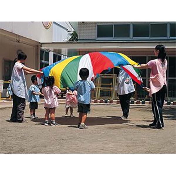 持ち手（ロープ）が本体のまわりに付いているので、握力のない小さなお子さんでも扱いやすい！3m幅なので少人数でも遊戯することが可能です。品　番：120201サイズ：径3m重　量：1kg材　質：ナイロンタフタ使用人数の目安：10〜15人セット内...