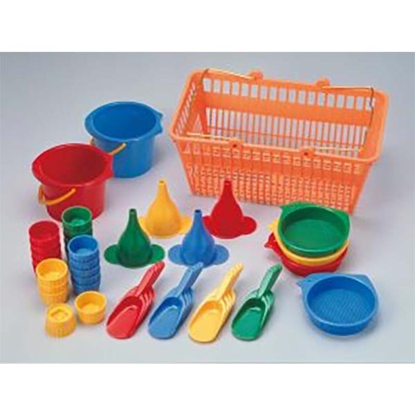 バケツ、シャベルなどが46個入った砂場用品のセットです！ケース付きなので、片付け・持ち運びにとても便利です。品　番：900830サイズ：ケース：縦33.5×横45×高さ26cm重　量：約4kg材　質：プラスチックセット内容：バケツ2色各1、...