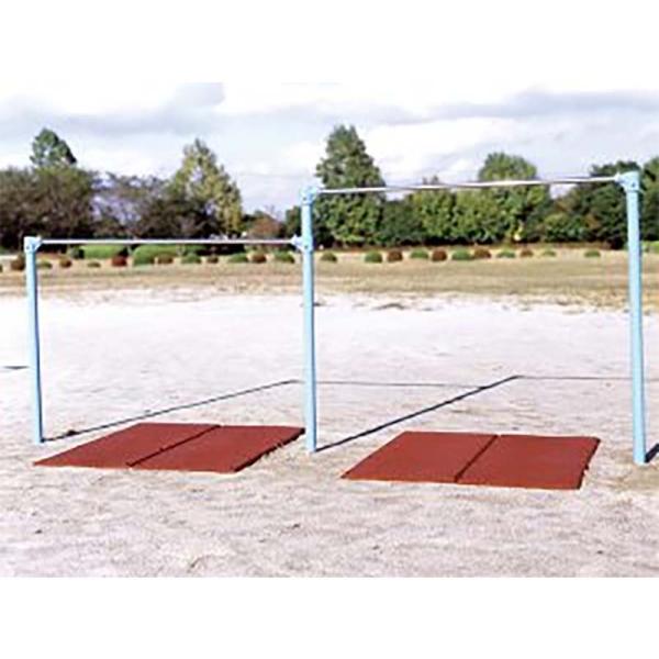 ブランコ、鉄棒、すべり台の降り口に敷いて衝撃を和らげます。地面の凸凹を防ぎます。リサイクルゴムチップ製。品　番：900774サイズ：幅140×奥行60×厚み2cm重　量：13.6kg材　質：リサイクルゴムチップ製セット内容：固定U字杭8本と...