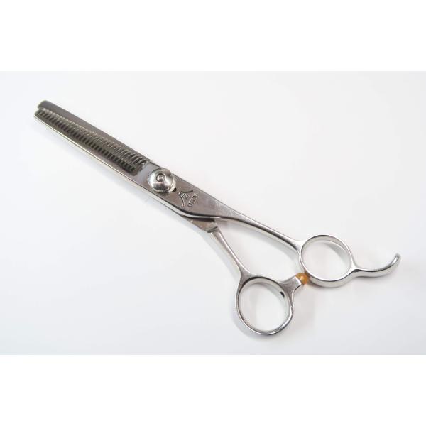 メーカー：HI.Z ハイゼット型番：商品管理番号：H-10880利き手：右利きはさみのタイプ：セニング シザーズ シザースハンドル：オフセットインチ数：5.9重量(g)：56.5カット率 % (約の数値)：10-20状態ランク：C切れ味：買...