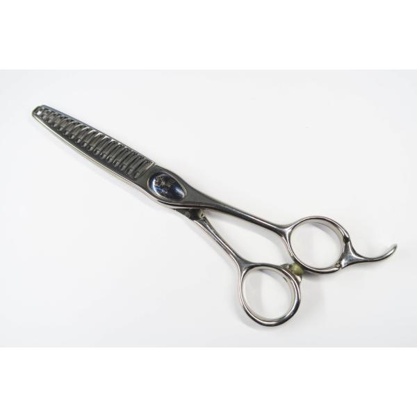 メーカー：JOEWELL ジョーウェル型番：SUPREME SGT17商品管理番号：H-10717利き手：右利きはさみのタイプ：セニング シザーズ シザースハンドル：オフセットインチ数：6.0重量(g)：52.5カット率 % (約の数値)：...