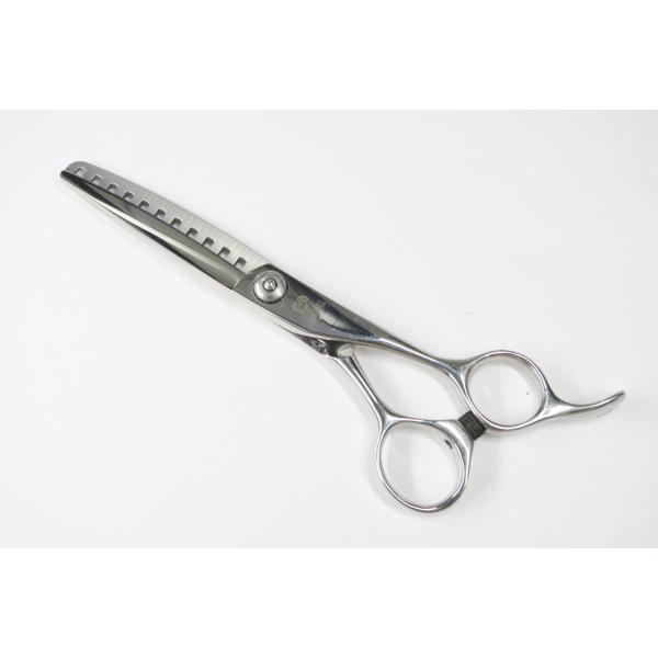 メーカー：JOEWELL ジョーウェル型番：JGT-11G商品管理番号：H-10999利き手：右利きはさみのタイプ：セニング シザーズ シザースハンドル：オフセットインチ数：5.9重量(g)：56.5カット率 % (約の数値)：80状態ラン...