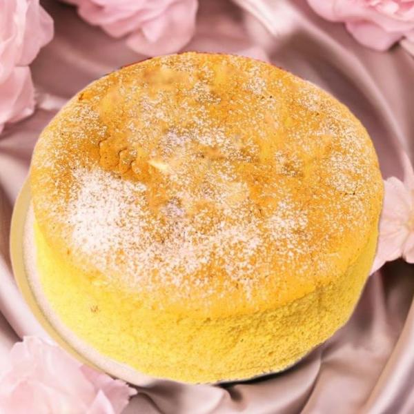 【発売日：2019年10月16日】デンマーク産クリームチーズと地元産のたまごをいっぱい使い、アクセントのりんごの風味とバニラの香りとともに石窯オーブンでほどよい食感に焼き上げました。店頭販売で人気の当店オリジナルのスフレチーズケーキをホール...