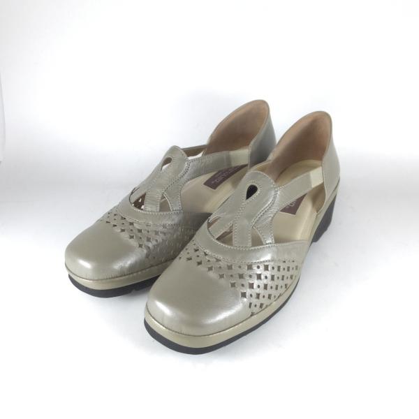 熟練した職人によるハンドメイドで人気の国産ブランド、ＶＩＧＥＶＡＮＯ（ヴィジェバノ）。人気のベルト付きスリッポンです。柔かなラム革を使用して、ソフトな履き心地の高級感のある大人の靴です。このラム革には、『ミラクル ガード』加工が施されていて...