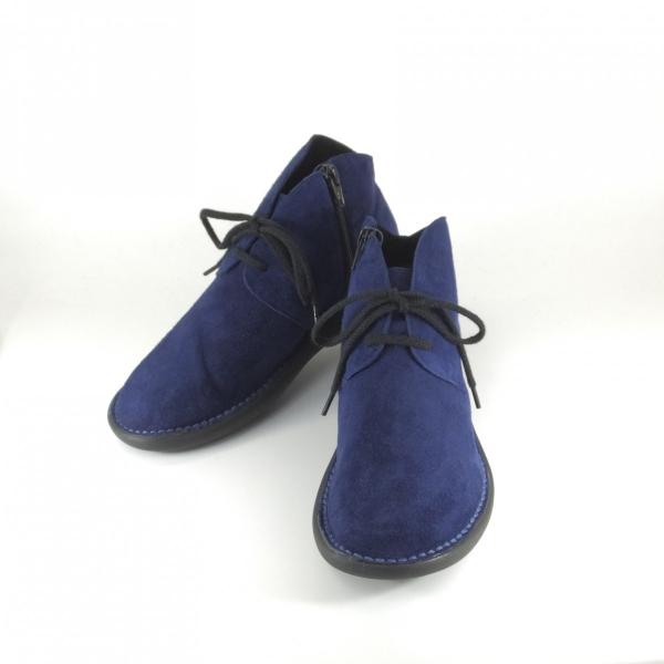丸みのあるシルエットの端正なチャッカ、デザートブーツです。柔らかいスェード本革を使用して、足にフィットした仕上がりです。クッション性の高いウレタンソールを使用しているため、疲れにくく履き心地の良さも◎。お色もヴィヴィットなネイビーで、カジュ...