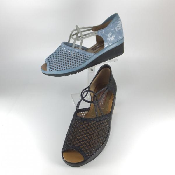 熟練した職人によるハンドメイドで人気のブランド、ＶＩＧＥＶＡＮＯ（ヴィジェバノ）。人気のオープントゥ、カウンター付きゴムストラップサンダルです。柔かな牛革を使用して、ソフトな履き心地の高級感のある大人のサンダルです。両サイドのストラップも、...