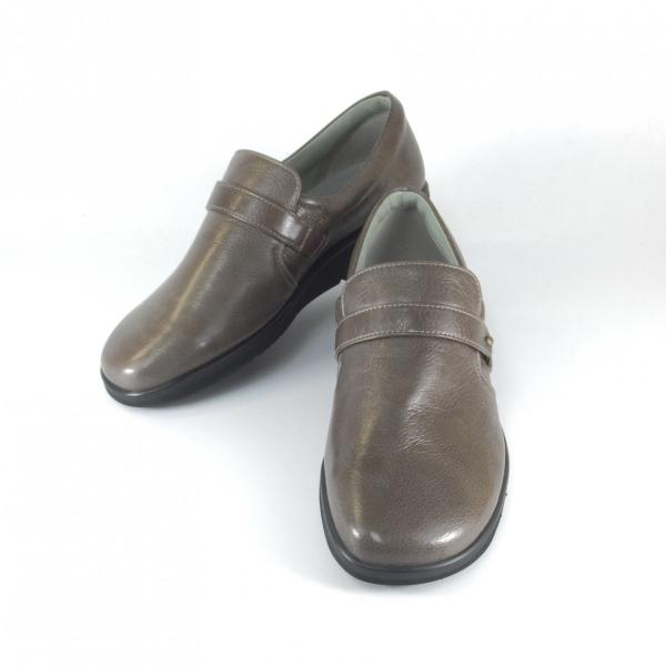 熟練した職人によるハンドメイドで人気の国産ブランド、ＶＩＧＥＶＡＮＯ（ヴィジェバノ）。ベストセラーの人気のフラットソールのパンプスです。主に柔かな牛革を使用して、ソフトな履き心地の高級感のある大人の靴です。甲のベルトの内側と下には、ゴムが付...