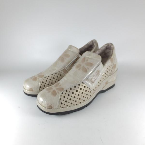 熟練した職人によるハンドメイドで人気のブランド、ＶＩＧＥＶＡＮＯ（ヴィジェバノ）。人気のローカット、ヒールスリッポンです。柔かなラム革を使用して、ソフトな履き心地の高級感のある大人のスリッポンスニーカーです。サイドゴアが付いていますので、脱...