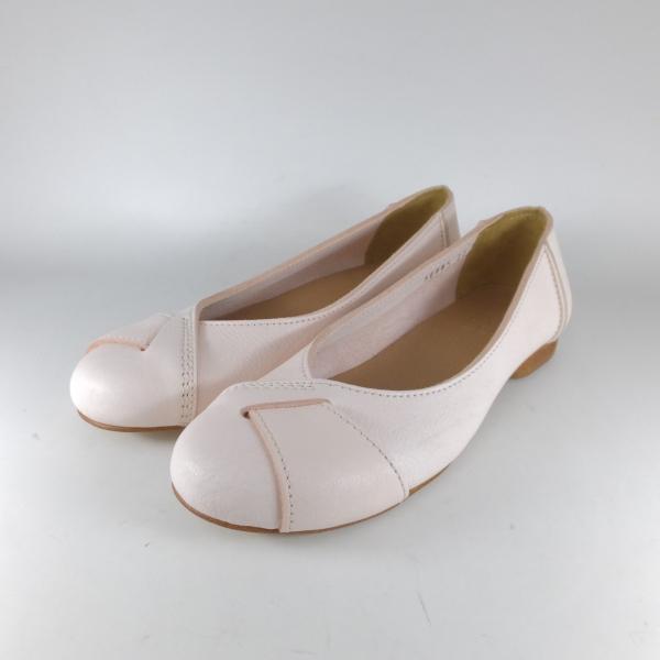 【お知らせ】メーカー完売の為、次回の入荷はございません。お靴本体、お箱に汚れ、小傷等がある場合もございますが、超特価品の為、ご返品・ご交換共にお受けできません。十分にご検討の上、お買い上げください。甲部分のクロスデザインと肉厚素材が新鮮な、...