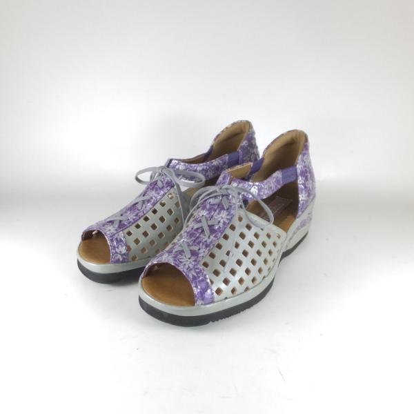 熟練した職人によるハンドメイドで人気のブランド、ＶＩＧＥＶＡＮＯ（ヴィジェバノ）。人気のオープントゥ、カウンター付きストラップサンダルです。柔かなラム革を使用して、ソフトな履き心地の高級感のある大人のサンダルです。両サイドのストラップには、...