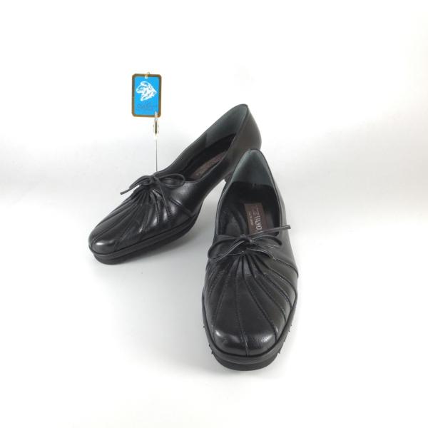 ヴィジェヴァノは、すべてmade in JAPAN。熟練の職人が一足一足国内で手作りしています。足幅が広めの方や外反母趾でお悩みの方にもとても履き心地の良い素材感やデザイン性を高めたコンフォートシューズです。熟練の職人が手作りしています。こ...