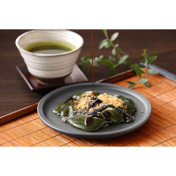 昔ながらの優しい味わい！なめらか八女玉露わらび餅。商品名：八女玉露わらび餅原材料名：砂糖（国内製造）、水あめ、抹茶（八女産抹茶使用）、こんにゃく粉、わらび澱粉内容量：3個入賞味期限：製造日より半年保存方法：直射日光・高温多湿を避けて保存して...