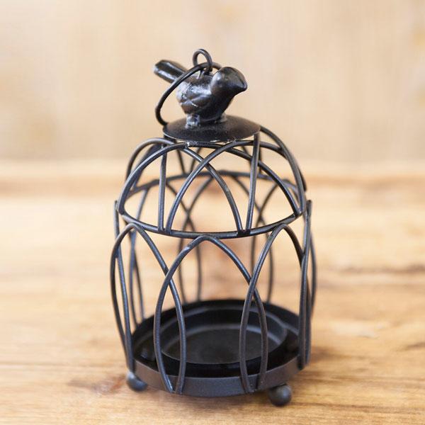 鳥かごモチーフのキャンドルホルダーです。小鳥が乗った可愛らしいデザインです。キャンドルだけでなく小さなエアープランツなどを飾っても可愛いですね。本体：Φ8 x H17.5cm重量：180g素材・成分：アイアン 鳥かご キャンドルホルダー ア...